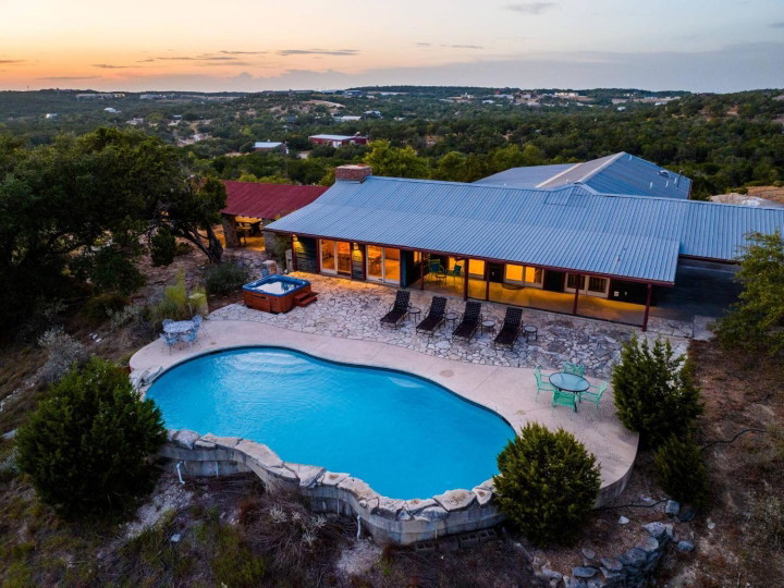 Legendary 3 Bedroom Estate With Pool & Hot Tub! - Dripping Springs, TX