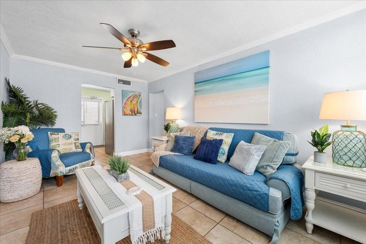Clearwater Beach Suites #203 ➠ Tranquil Condo Steps To Beach W/ Heated Pool - Clearwater Beach, FL