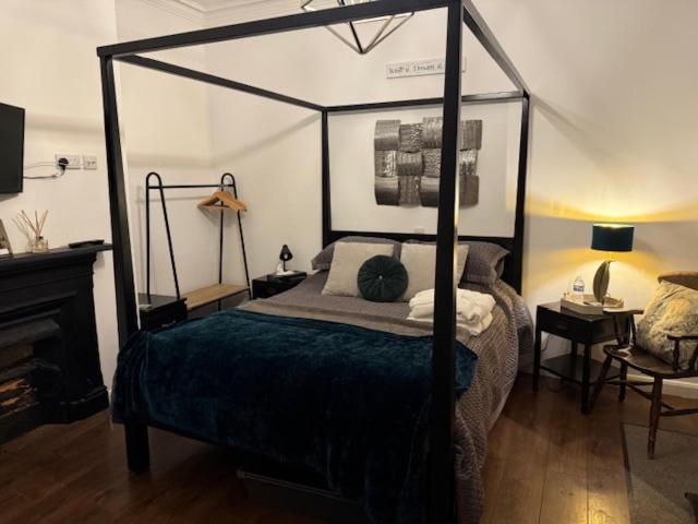 Luxury Four Poster Bed Studio Apartment - Maidstone