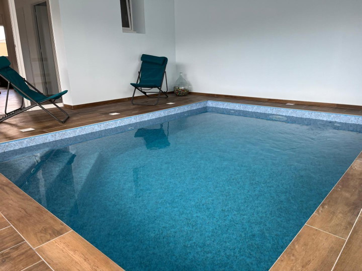 Maison Avec Piscine Intérieure Privée, Buses De Spa, Jardin Clos Et Parking - Crest