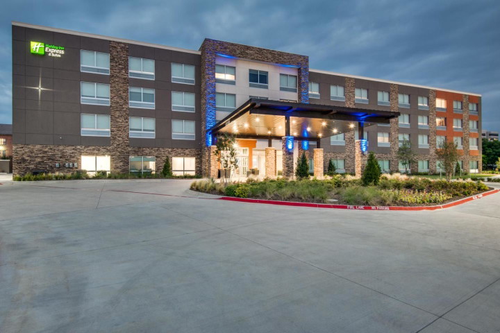 Holiday Inn Express & Suites Dallas North - Addison By Ihg - Lewisville, TX