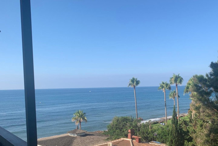 Lovely Beachfront Apartment In Calahonda - Sitio de Calahonda