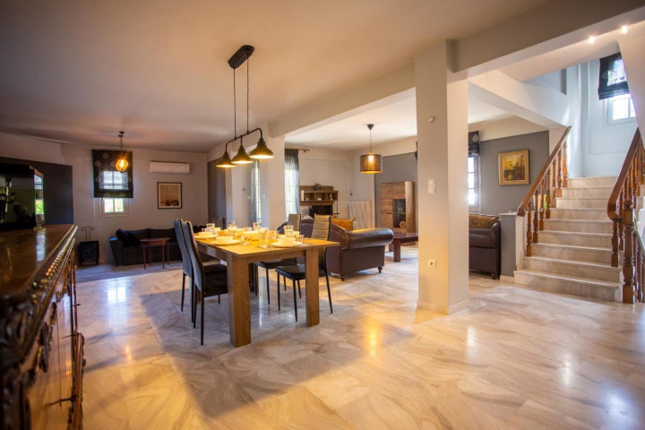 ΤRaditional Fully Detached Villa On A Luxurious Hillock Of Thessaloniki With Its Own Garden Also For Family & Wedding Gatherings For 10 To 25 People Only 15 Minutes From Airport -