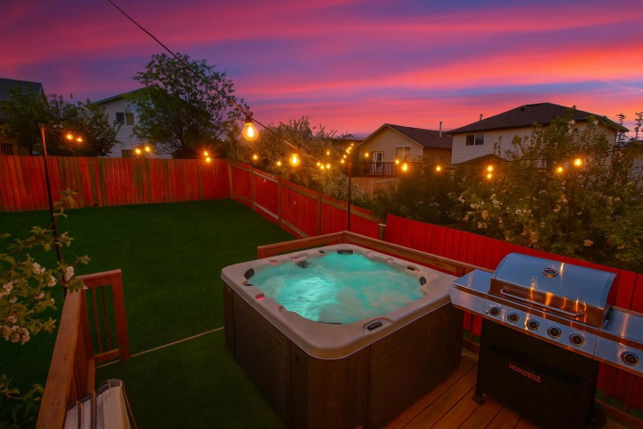 Spa Oasis Home - Hot Tub - King Bed - Ac - Bbq - Garage! - Edmonton, Canada