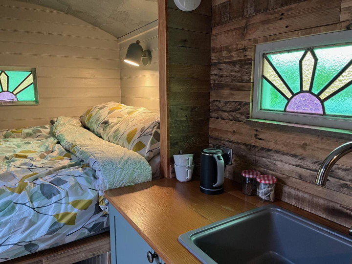 Bowhayes Farm - Camping & Glamping - Shepherd's Hut 'Pippin' - Budleigh Salterton