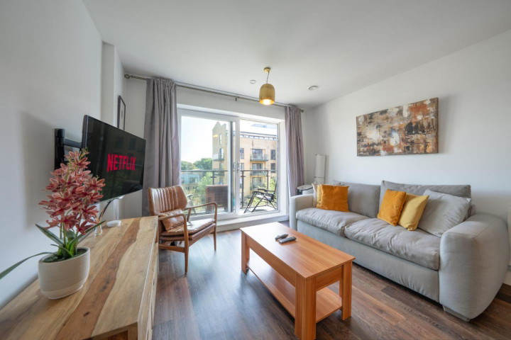 Grover Court - Modern Stay With Free Gated Parking & Wifi - St Albans, UK