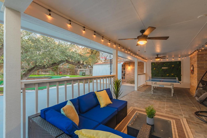4br Backyard Escape Mini Golf & Basketball - San Antonio, TX