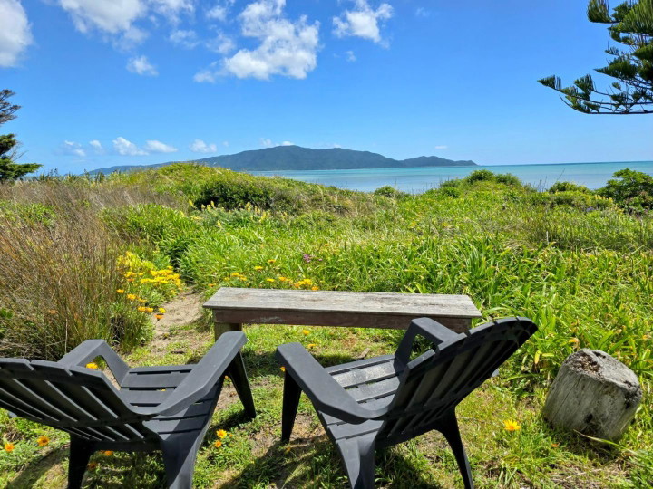 Beachfront Getaway - Waikanae Beach Holiday Home - Waikanae