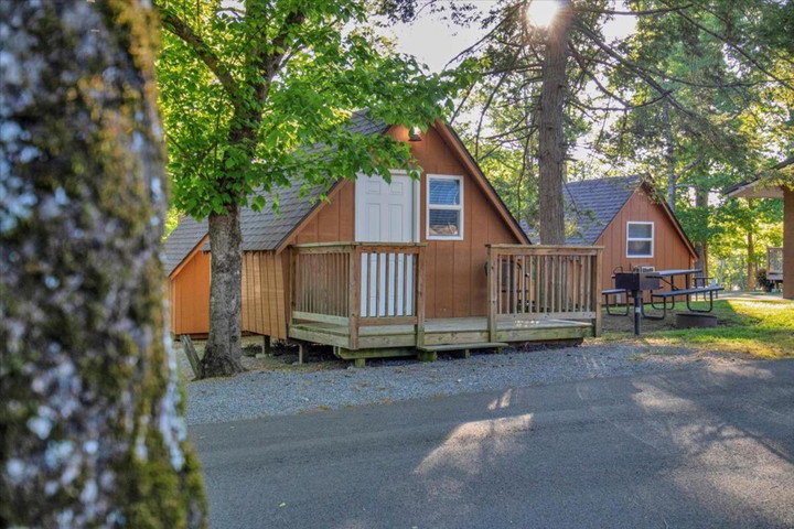 Charming Cabin Near Smoky Mountains - Pigeon Forge, TN