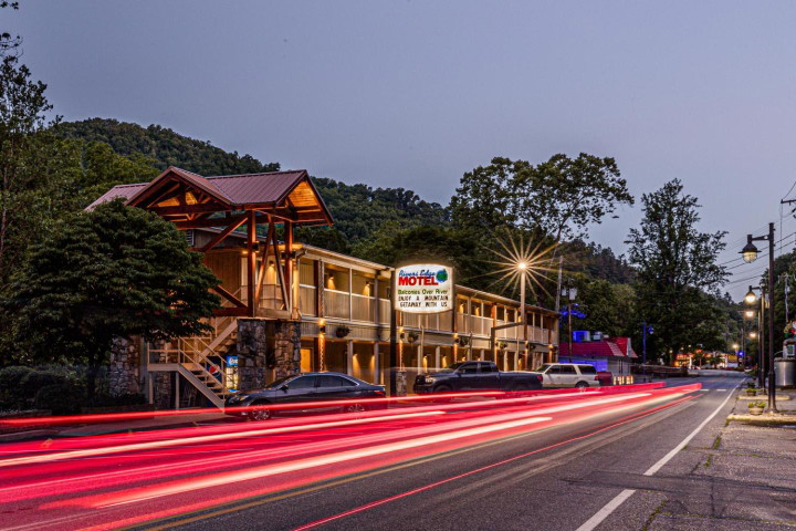 Rivers Edge Motel - Sylva, NC