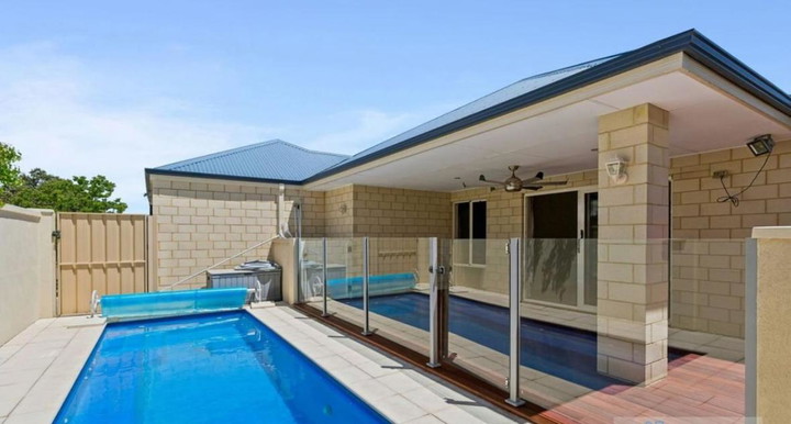 Premium Large Cosy Home With Private Pool - Perth, Australia