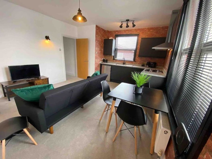 1 Bed Flat With Parking Near Town Centre - Havant