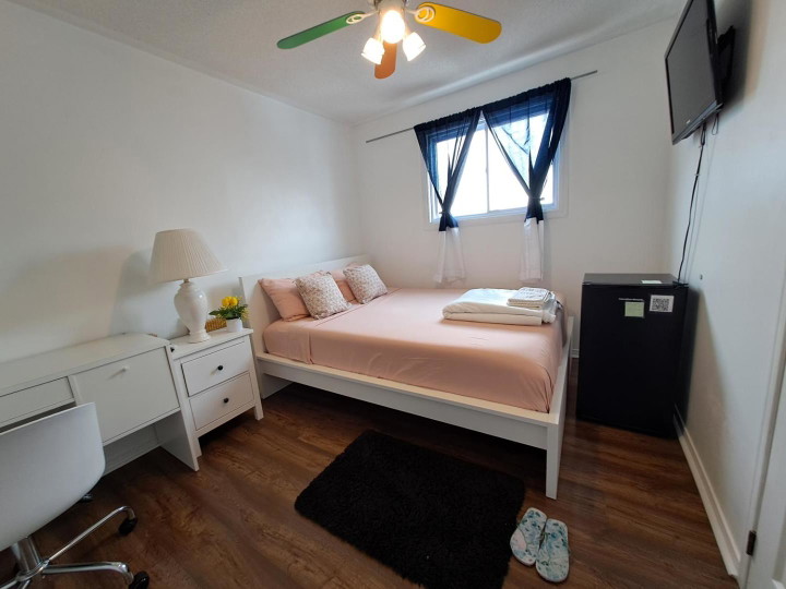 Lala-near Pearson Airport-mall-free Parking - Mississauga