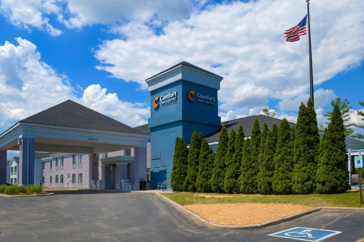 Comfort Inn & Suites Nw Milwaukee - Wauwatosa, WI