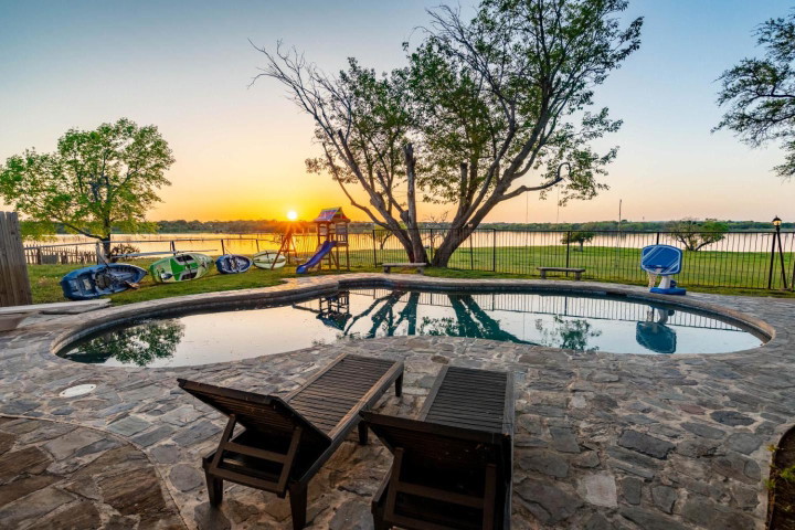 Lakefront Luxe 5br 2bath Home With Pool & Hot Tub - Dallas, TX