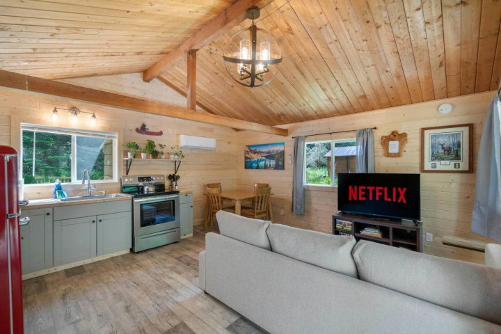 Cozy Cedar Cabin Steps Away From Mt. Rainier - Mount Rainier, WA