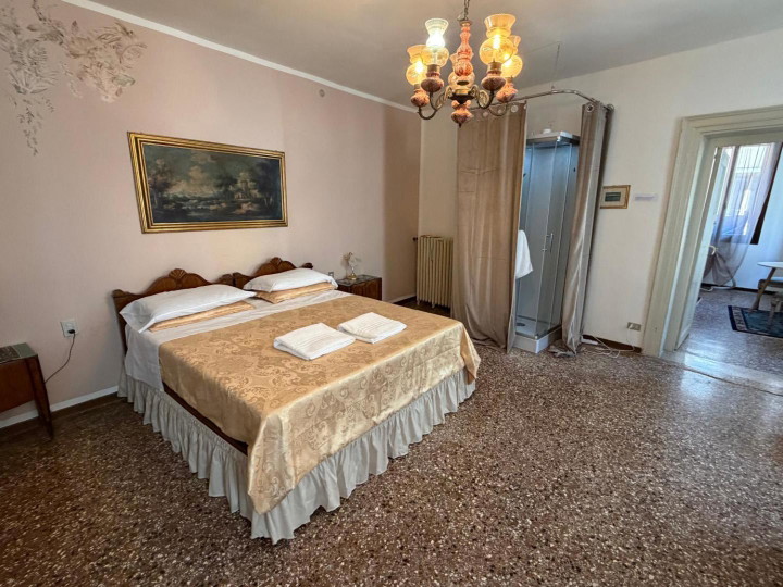 Rosewood Venice Lionsclass - Venice