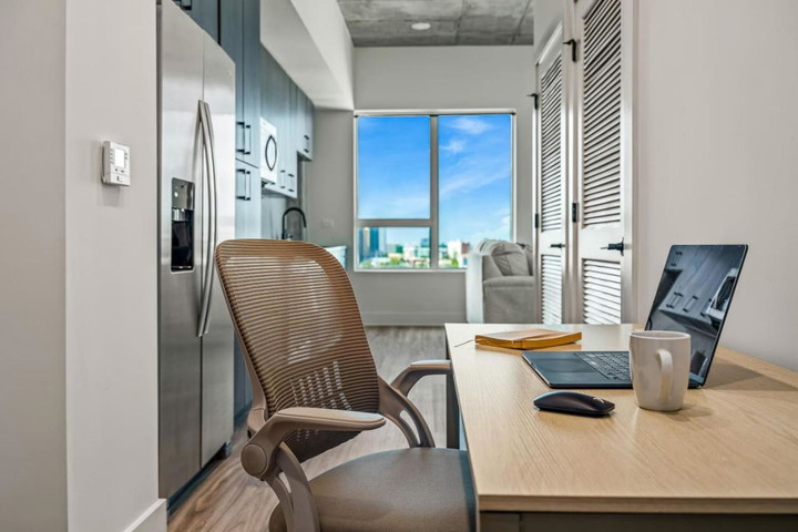 14th Floor Skysuite Studio | Dt Views | Pool & Gym - Tampa, FL