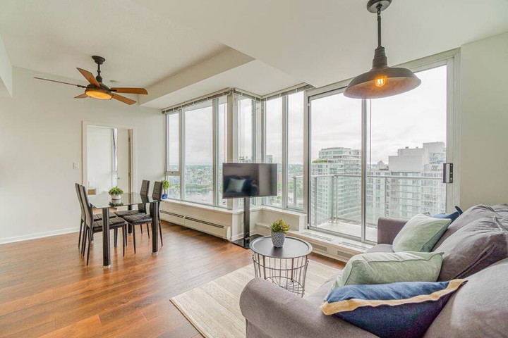 Home In The Sky With Gorgeous Water Views - North Vancouver