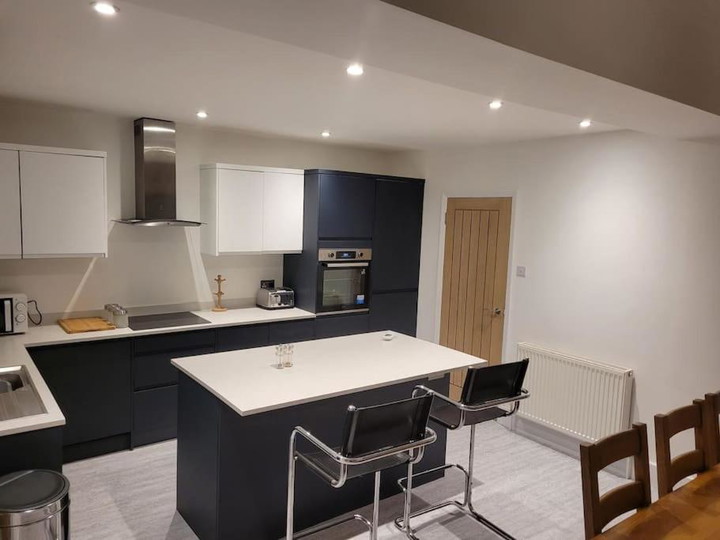 3 Bedroom Victorian Detached 6 Beds Central Location 2x Long Parking Bays The Railway Pub Nearby - Crawley