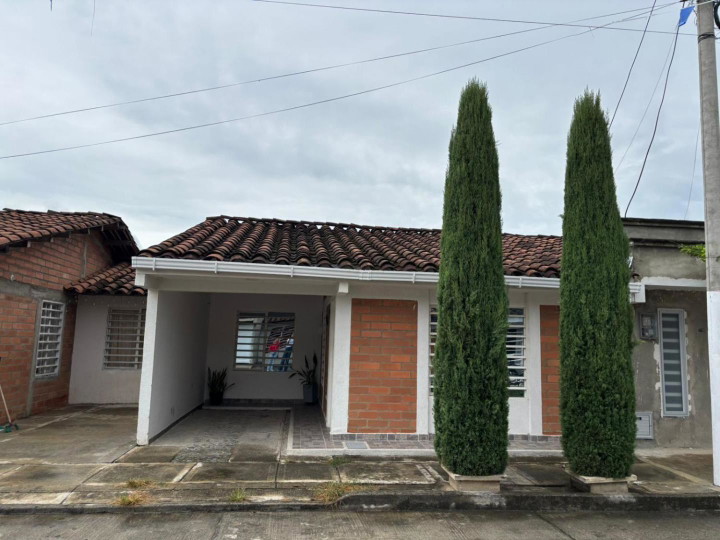 Acogedora Casa Con Terraza En Ciudad Jardín - Roldanillo