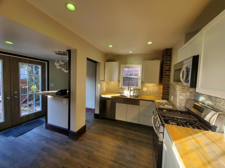 Updated Cozy In Central Cleveland - Cleveland, OH