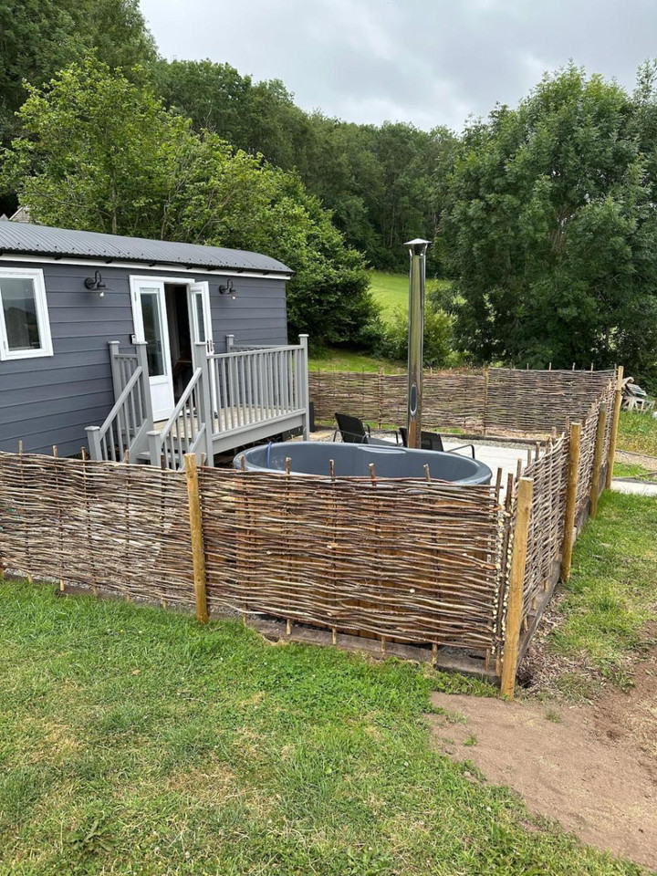 Cosy Hut Immersed In Nature With Private Hot Tub - Herefordshire