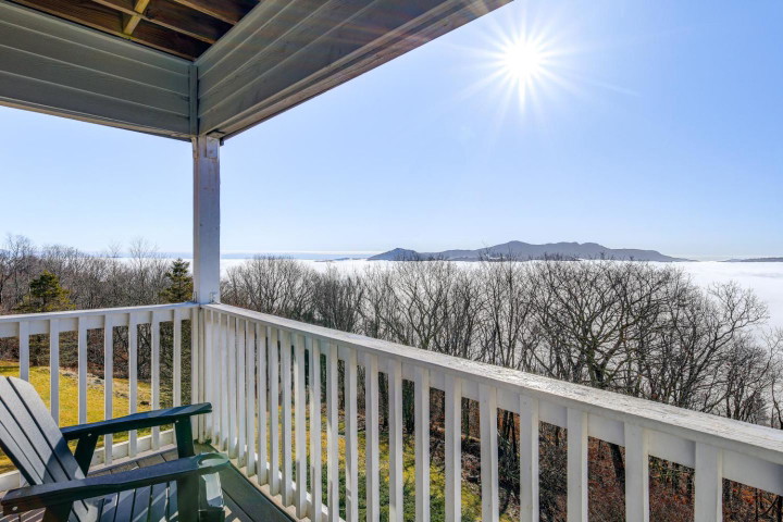 2 Mi To Beech Mtn: Fully Remodeled Condo W/ Patio! - Beech Mountain, NC