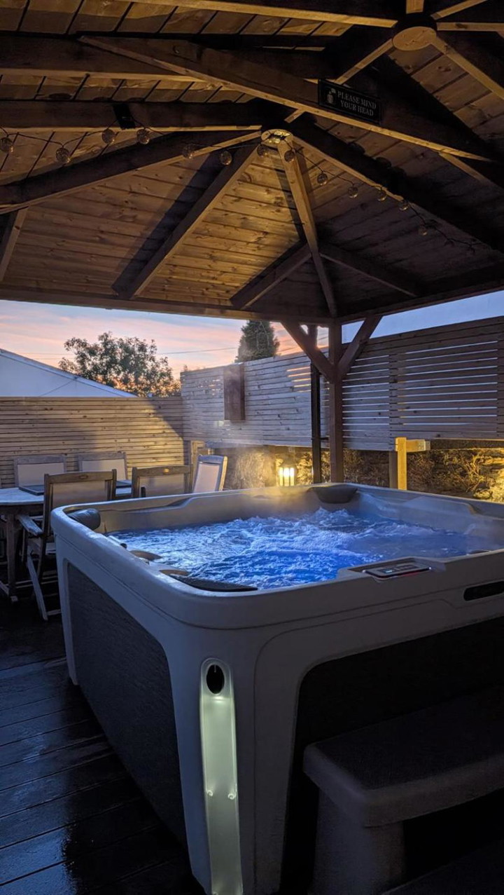 7 Seater Hot Tub Townhouse With Disabled Access Apartment, Sleeps 15, Private Off Road Parking Space With Ev Point, Inside Accessible Jaccuzi Bath, Netflix And Wifi, Near Argyle, Boutique Shops Eateries And Pubs - Plymouth
