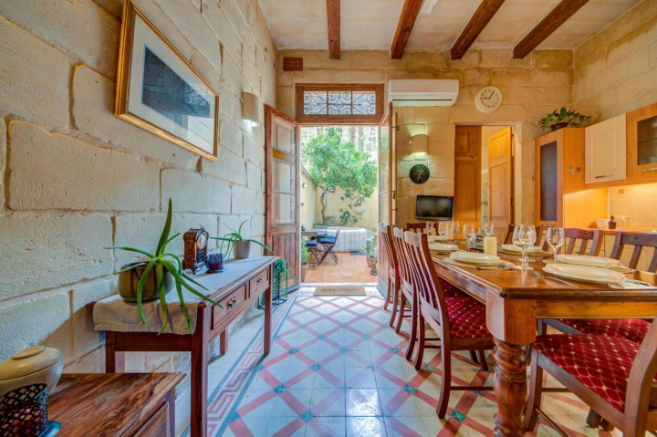 Timeless 3br Sliema Townhouse With Hot Tub - Malta