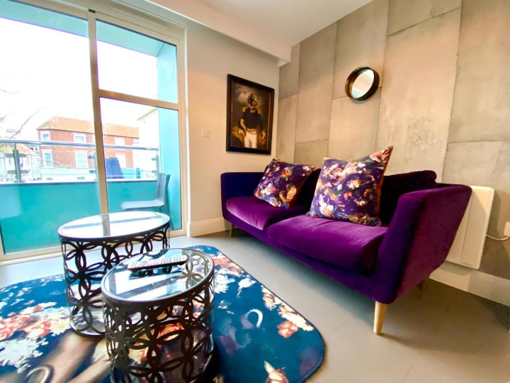 Stunning Apartment - 1 Minute Walk To Poole Quay - Great Location - Free Parking - Fast Wifi - Smart Tv - Newly Decorated - Sleeps Up To 2! Close To Poole & Bournemouth & Sandbanks - Poole