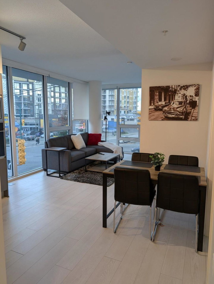 Modern 2 Bedroom Condo With Ac In Olympic Village - North Vancouver