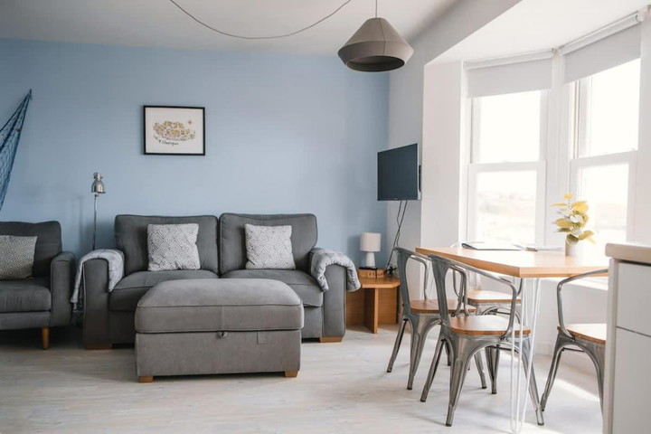 Barry Island Beachfront Apartment - Stunning Bay Views And Private Parking - Barry