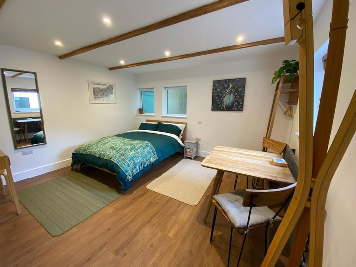Double Bedroom With Private Entry And Ensuite - Bournemouth
