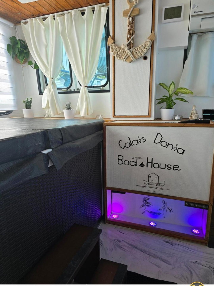 Calaidonia Boat House - Calais