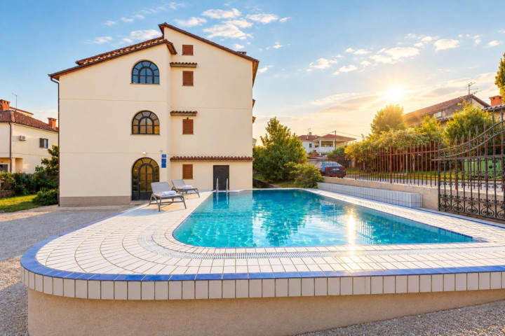 Apartments Leo With Pool - Umag