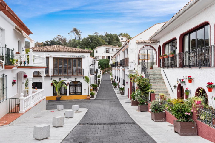 2 Bed Apartment In Benahavis Village - Costa del Sol