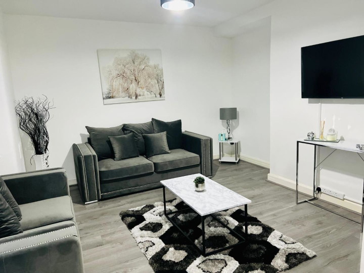 Beautiful And Homely 3 Bed House With Free Parking So Close To Man City And City Centre - 