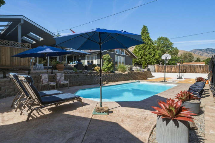 Private Pool & Basketball | Spacious 3br Sleeps 8 - Wenatchee, WA