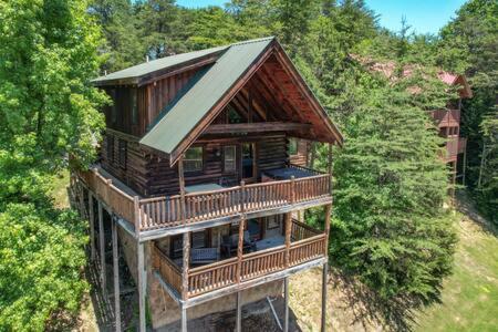 Dreamy Forest Home, 2 Decks, Hot Tub, Outdoor Pool - 10 Mins To Broadway, Perfect For Groups, 24 Hour Hospitality, Sleep 10 With Wraparound Deck, Scenic Views & Access To Resort Pool, Near The Parkway, Tanger Outlets & Dollywood - Tennessee (State)