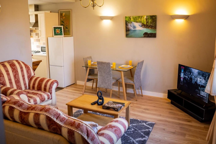 Modern Spacious 2 Bed Apartment Wolverhampton With Free Secure Parking - Wolverhampton