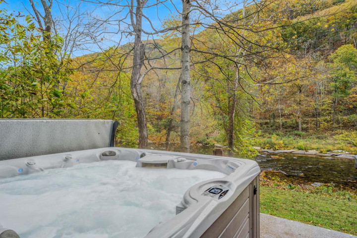 River Time Cabin - Riverfront, Hot Tub, Screen Porch, Fishing, Games, View, 3 King Beds - Berkeley Springs, WV