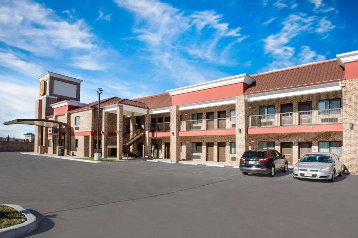 Super 8 By Wyndham Humble Houston Fallcreek - Houston, TX