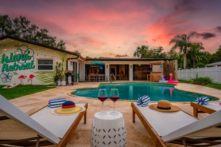 Waterfront Escape 5 Min To Beach And Heated Pool - St. Pete Beach, FL