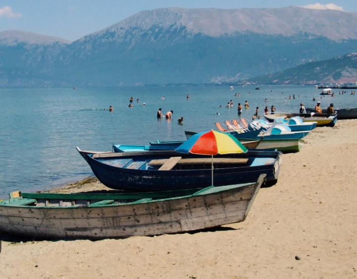 Te Lola - Albania