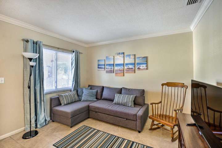 Walk To Beach & Dining: Sunny St Pete Condo! - Treasure Island, FL