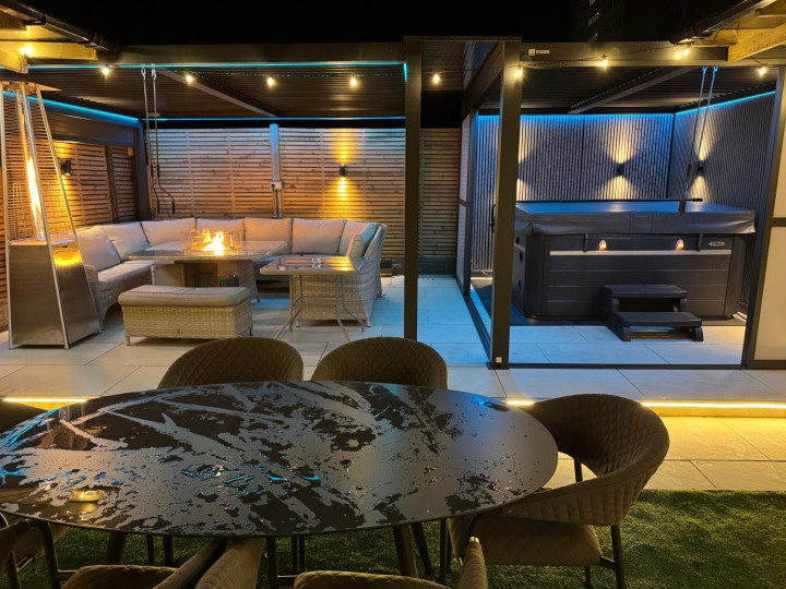 5 Bed Town House With Additional Cost Luxury Hot Tub And Within City Centre And Sleeps Up To 11 With Sky And Netflix - Solihull