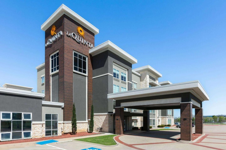 La Quinta Inn & Suites By Wyndham Ft Worth-burleson - Joshua, TX