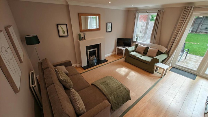 Modern 3 Bedroom House, Free Parking, Town Centre - Newbury