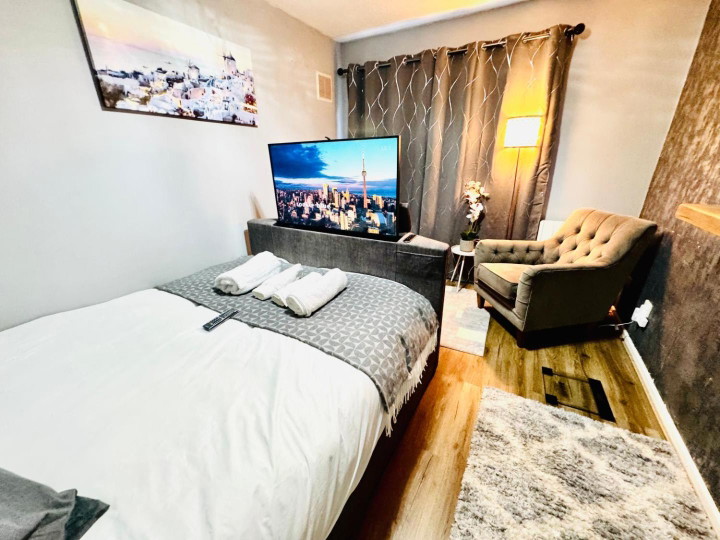 Air Conditioned Luxury 2-bed Apartment,office With Built-in Tv King Bed, Private Entrance And Free Parking - Knutsford